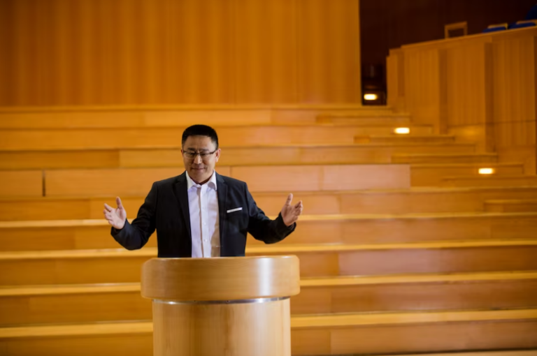 10 Ways to Unleash the Power of Effective Body Language in Public Speaking